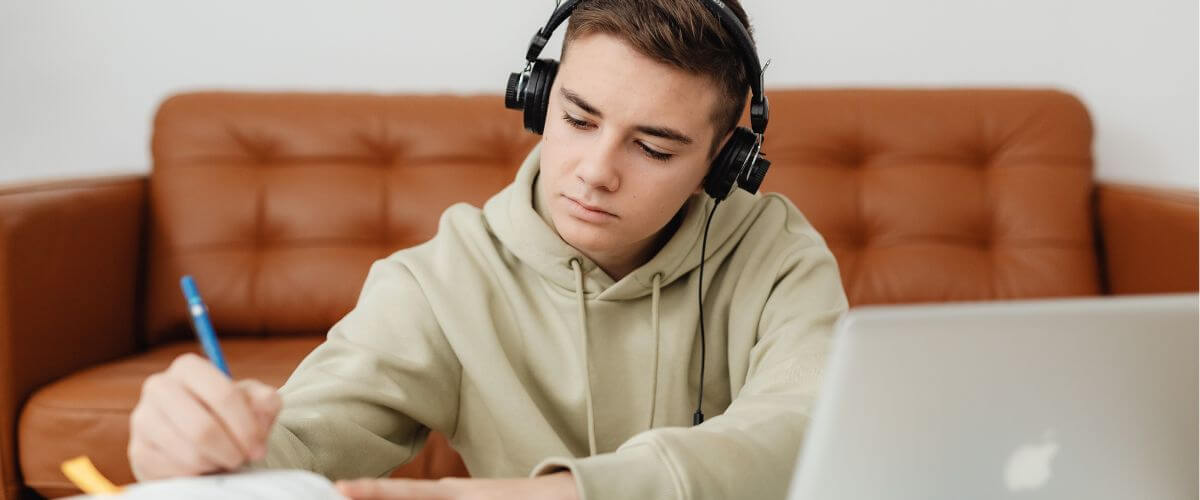 7 Benefits Of Studying While Listening to Music - Luxury Student Homes