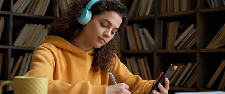 7 Benefits Of Studying While Listening to Music - Luxury Student Homes